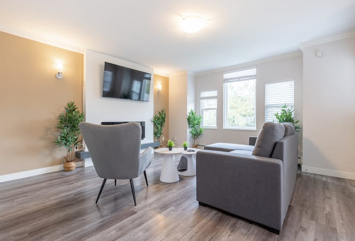 Soothing Minimalist Escape - Suite With Balcony & - 溫哥華