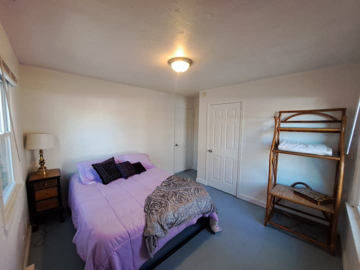 Rustic, Casual & Cute Room Stay - Queen Bed - Winston-Salem, NC