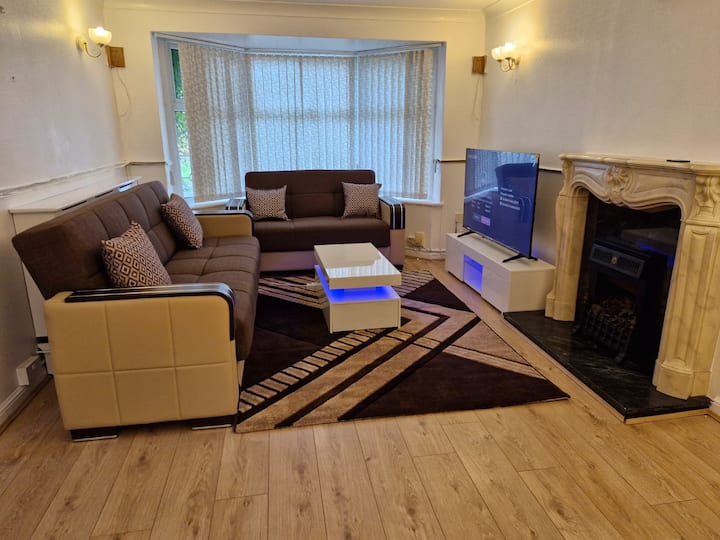 Detached House - Double Room Including Wardrobe - Sittingbourne