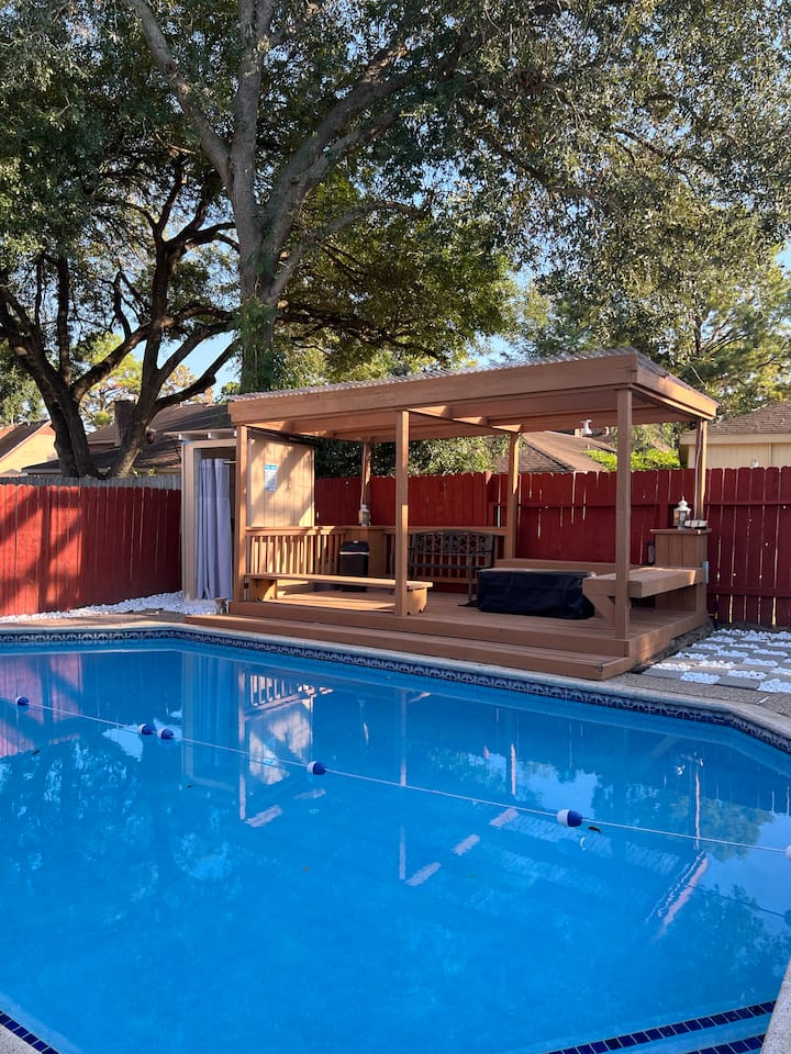 Family-friendly Relaxing Living Space In Houston - Stafford, TX