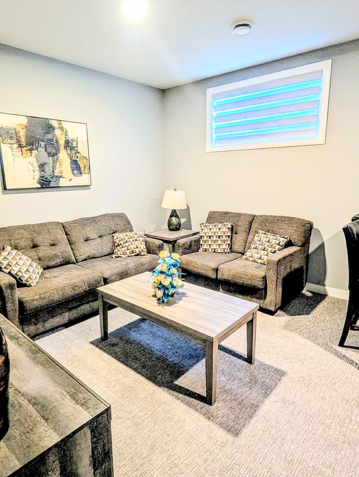 Cozy 2br Basement Lakeside Retreat - Airdrie