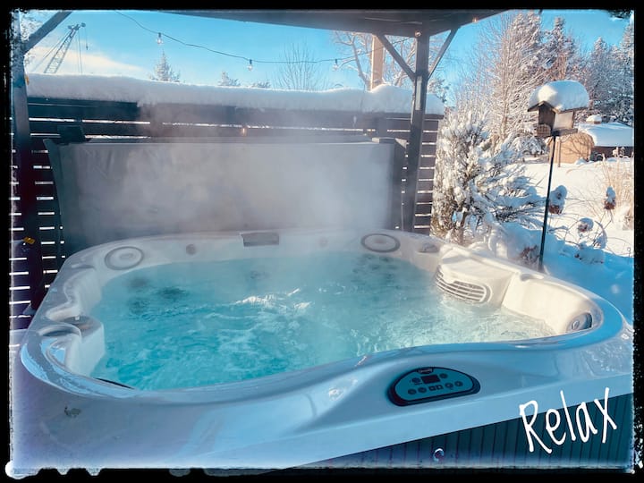 Private, Spacious Bungalow With Hot Tub - Ontario