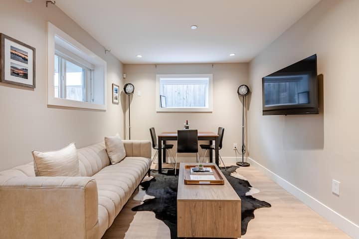 Modern Bright Suite | Self Check-in - North Vancouver