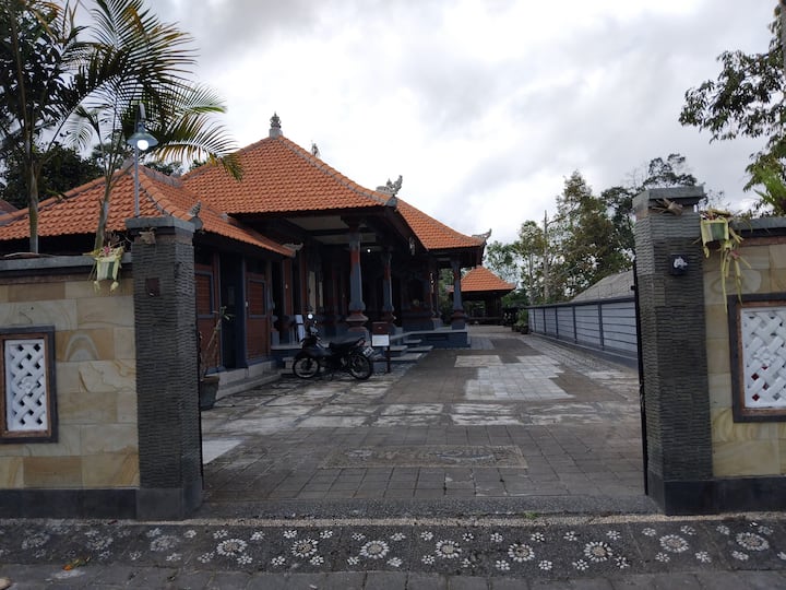 Besakih House
Jay Banana - Besakih