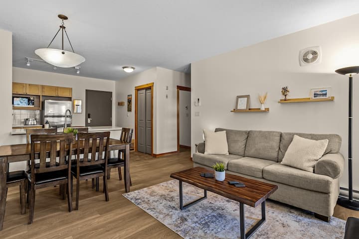 Pines & Peaks - Mountain Views | Pool & Hot Tubs - Canmore