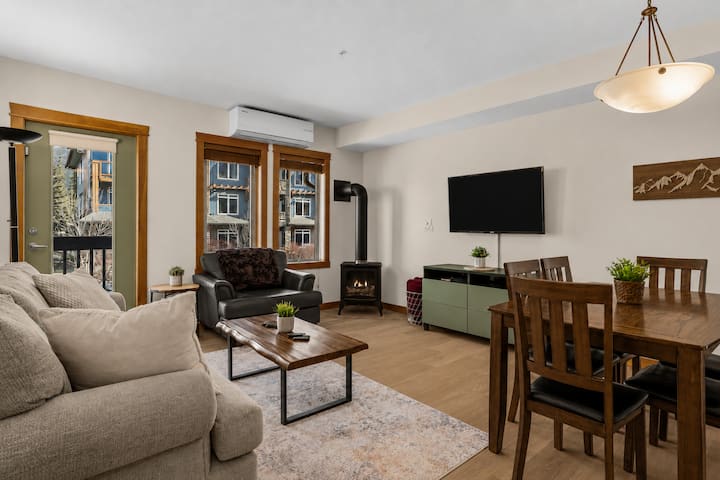 Pines & Peaks - 2br Mountain View | Pool & Hot Tub - Canmore