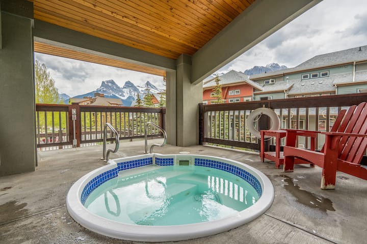 Pines & Peaks 2 Bedroom Retreat W/ Pool & Hot Tubs - キャンモア