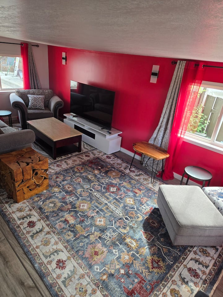 Cozy 3 Bedroom House - イエローナイフ