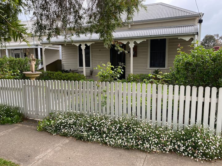 “Snug” On Green - Wangaratta Railway Station