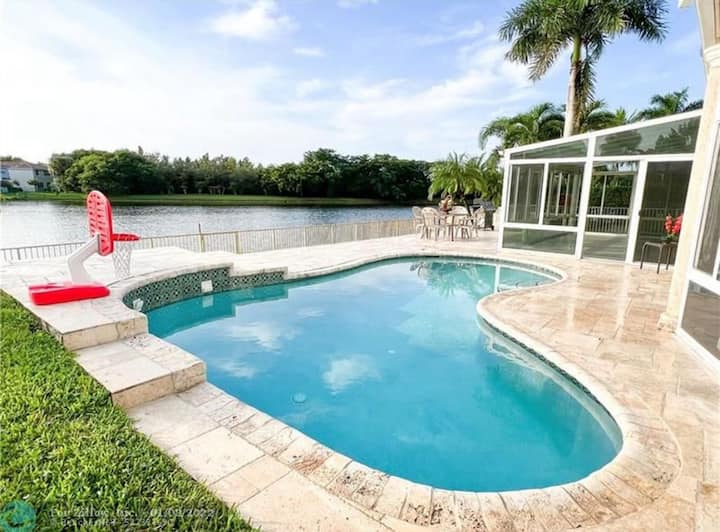 Luxurious 4-bedrooms Getaway - Miramar, FL