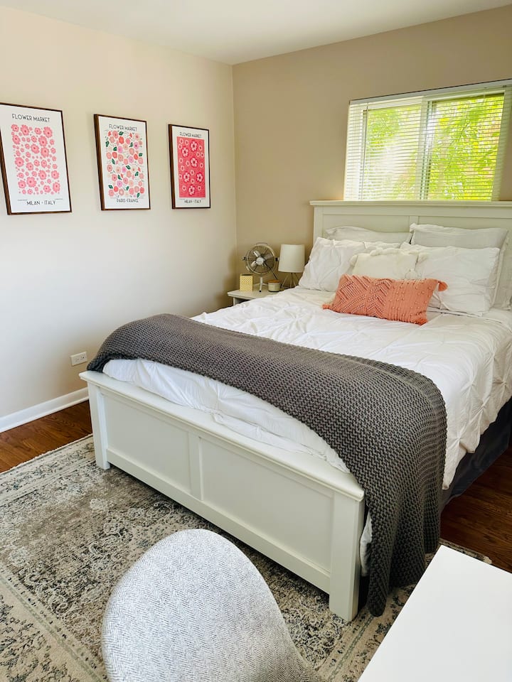 Private Room In Beautiful Home Close To O’hare - Des Plaines, IL