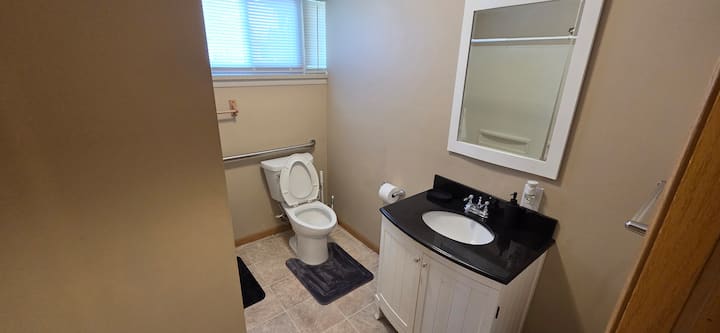 1 Bed 1.5 Bath Private Apartment - Cedar Rapids, IA
