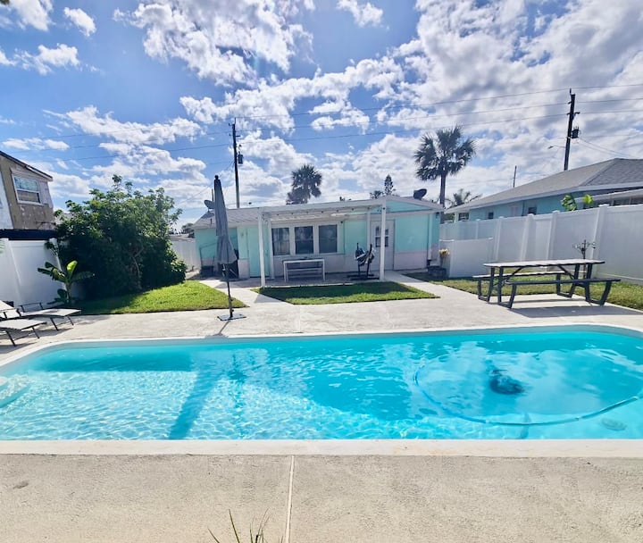 House With Private Pool And 1 Block From Beach! - Daytona Beach, FL