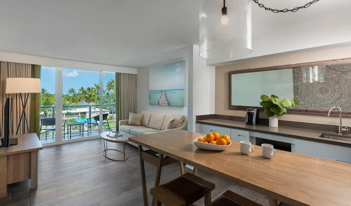 Pleasant 1br, Convenient Location! Onsite Pool - Islamorada, FL