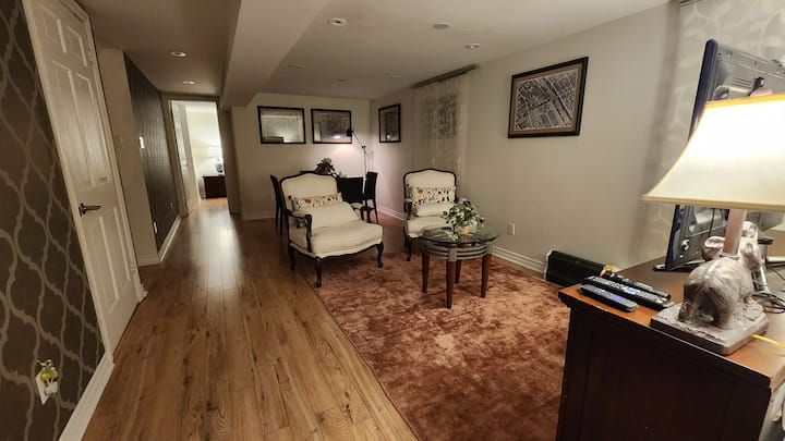 Centrally Located And Welcoming. - Mississauga