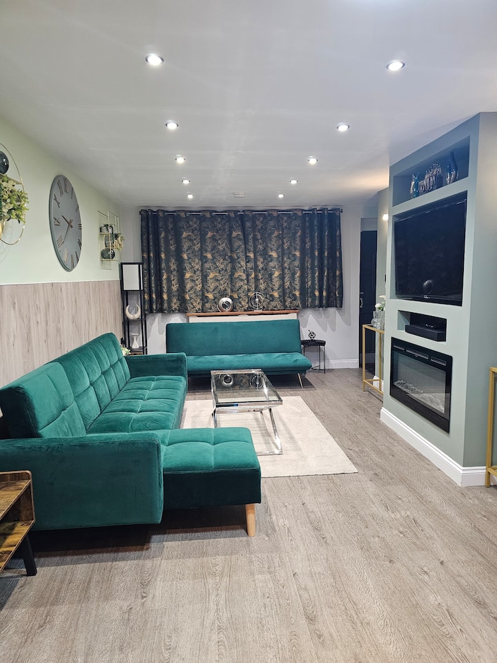 Two Bedroom Family House In London Colliers Wood - Croydon