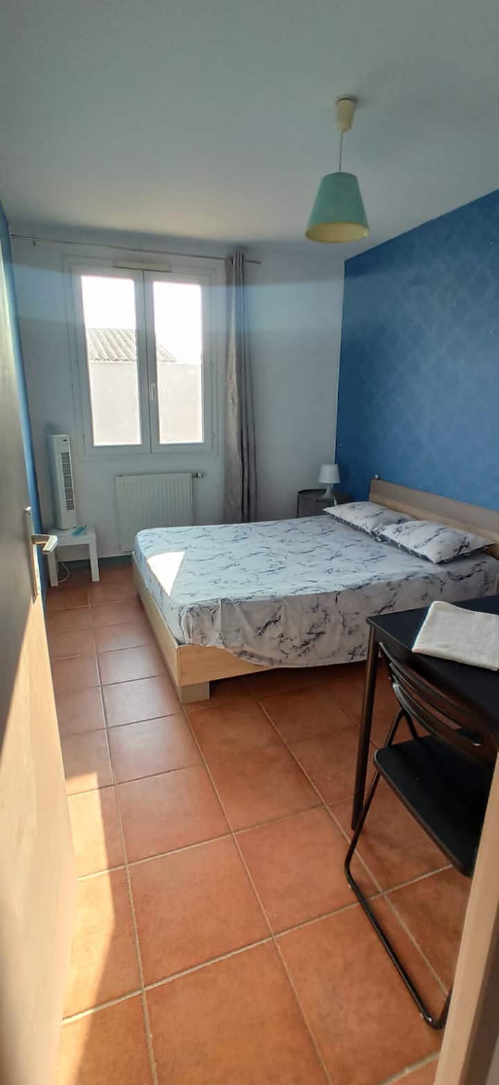 Chambre Avec Espace Repas/bureau - Carpentras