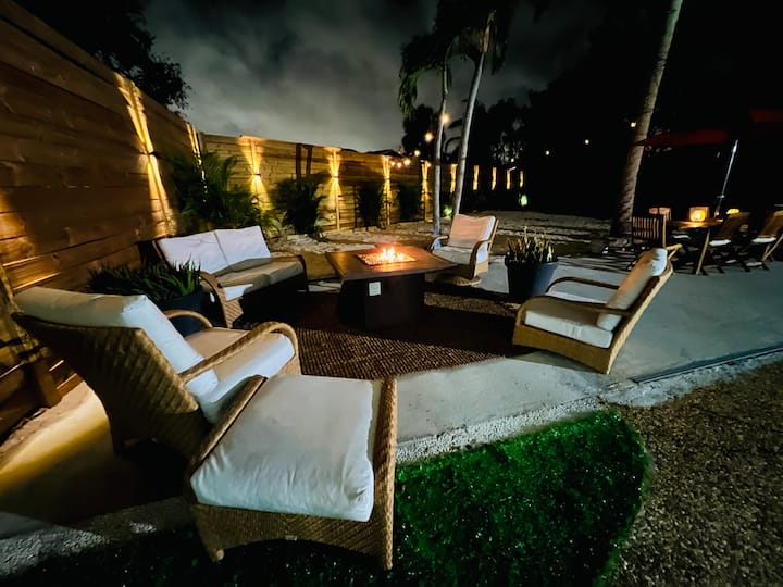 Sunny Coastal Retreat + Pool & Pickleball Court - Bradenton, FL