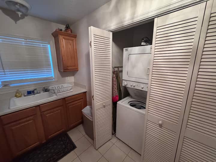 Charming Getaway | 30 Min To Daytona | Unwind - DeLand, FL
