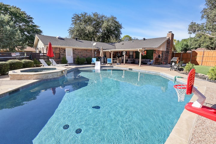 Ultimate Family Getaway: Pool, Spa, Yard & Games - Bedford, TX