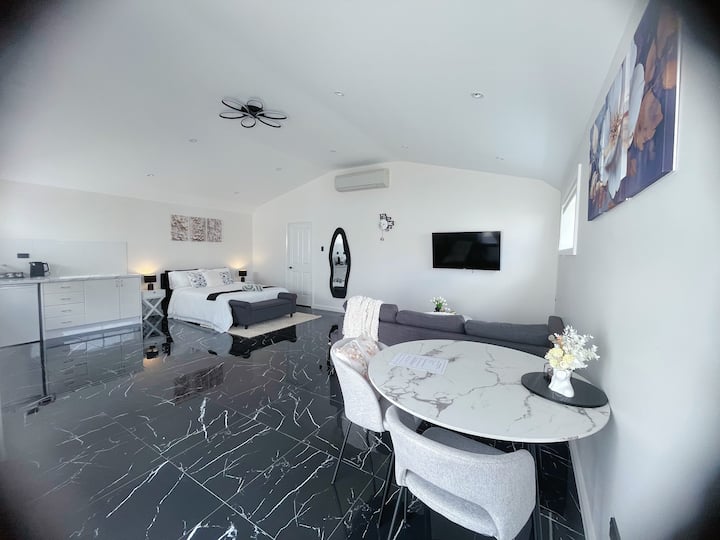 Shed Oasis: Luxurious Comfort - Ipswich