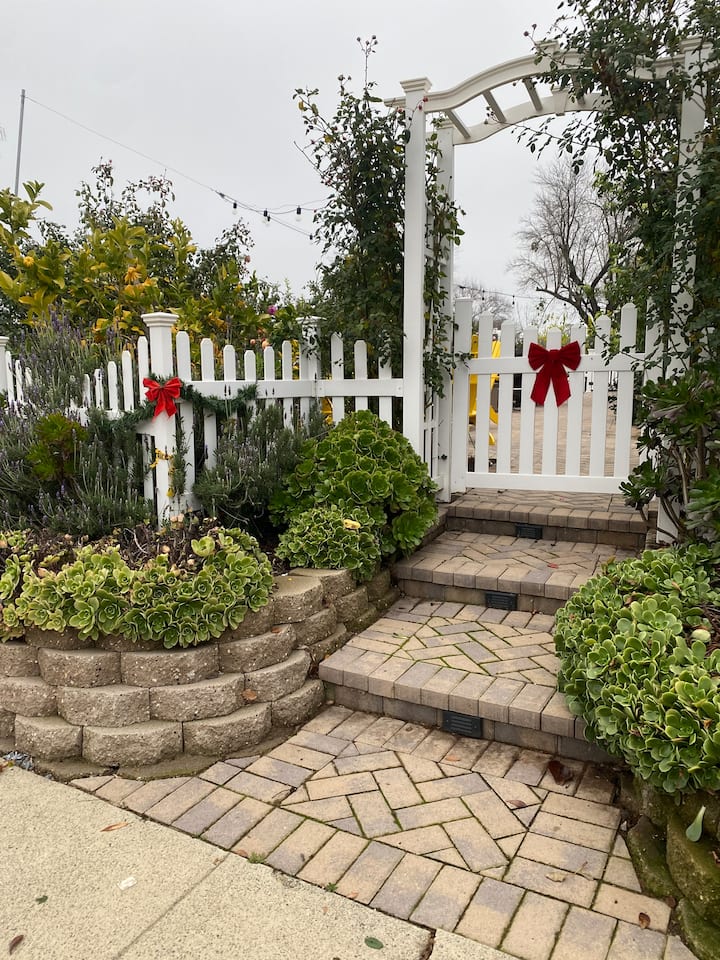 English Rose Garden Cottage Near Roseville, Ca - Citrus Heights, CA