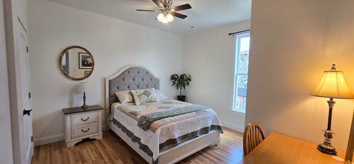 Downtown-main St-modern 2br/2ba~park & River~apt#2 - Front Royal, VA