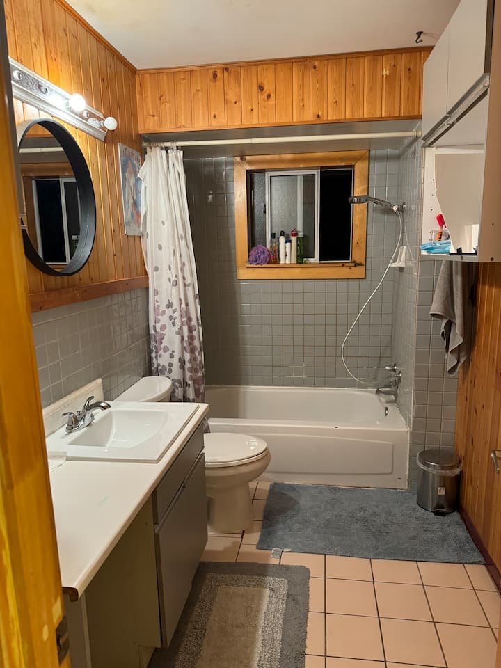 Comfi Private Room With Shared Bath - Coquitlam