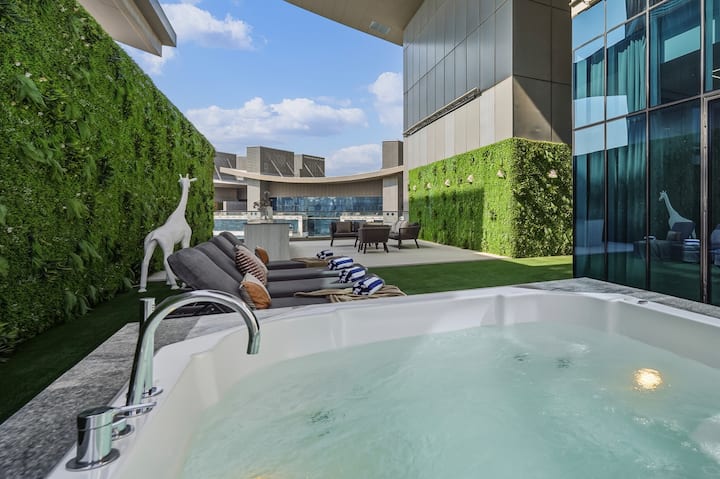 Palm Penthouse Sky Villa - Vast Terrace & Jacuzzi - 두바이
