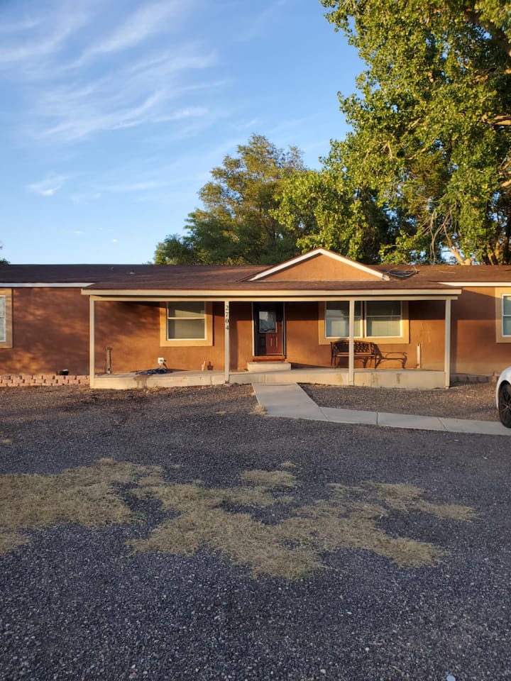 Central & Cozy 4 Bedroom 2 Bathroom Home - Pueblo, CO