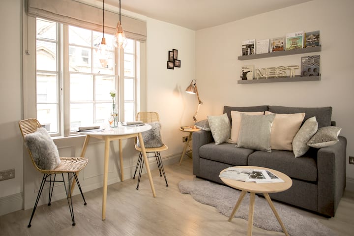 Central Bath Scandi Apartment – Artizan's Nest - Bath