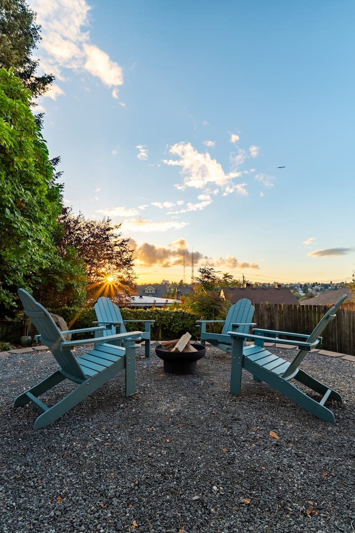 Cozy 2br W/ Parking | 10 Mins To Downtown/stadium - Seattle, WA