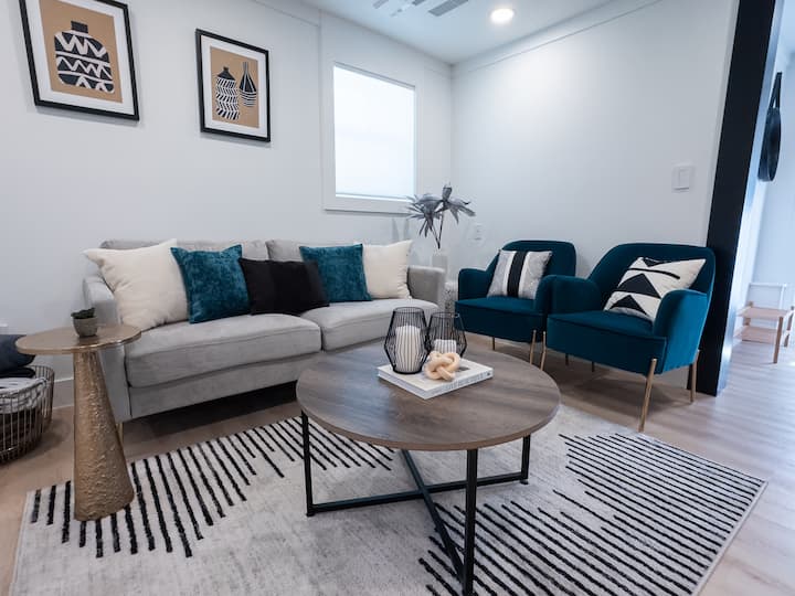 Bright, Cozy 2br Madrona Stay | Central + Parking - Seattle, WA