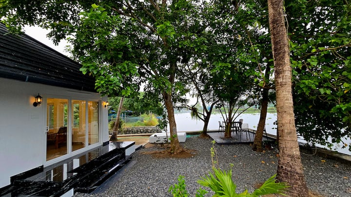 Pradeep's Backwater Villa- Backwater Front Villa - Kochi