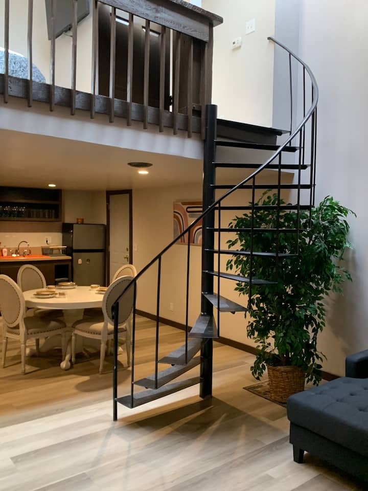 The Penthouse # 6.     2 Bedroom  1 & 1/2 Bathroom - Cherokee Casino and Hotel Roland