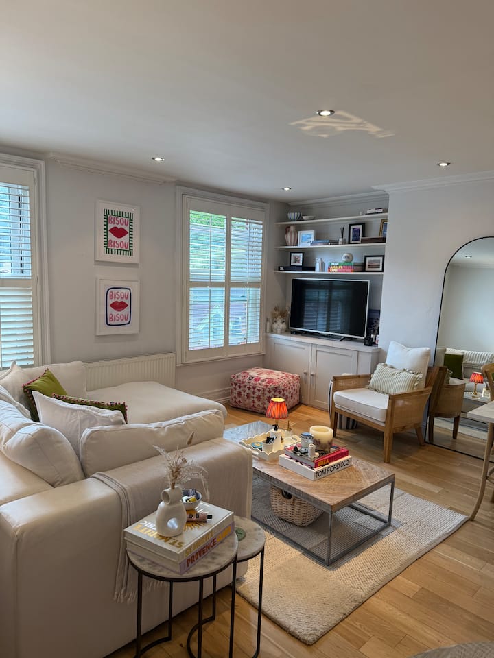 Cozy Open Plan Split-level 1 Bed - Chelsea