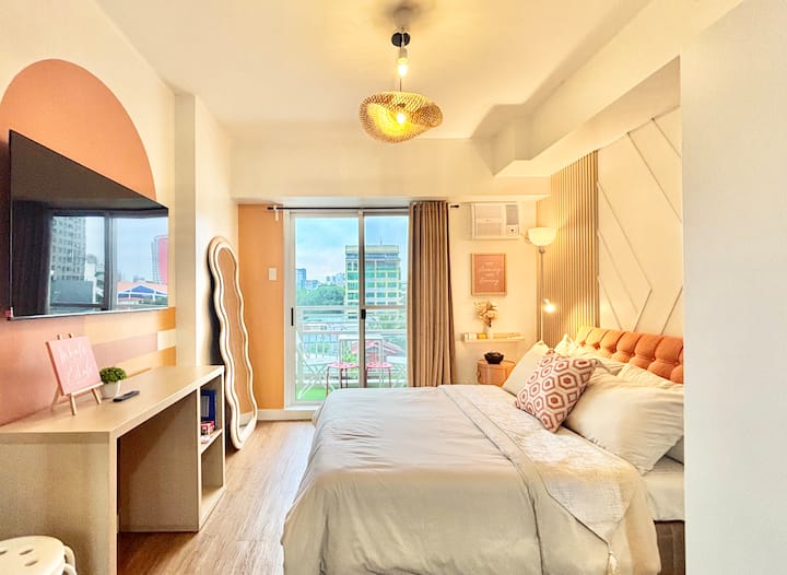 Tomas Morato Timog| 300+mbps Netflix Balcony Pool - Quezon City