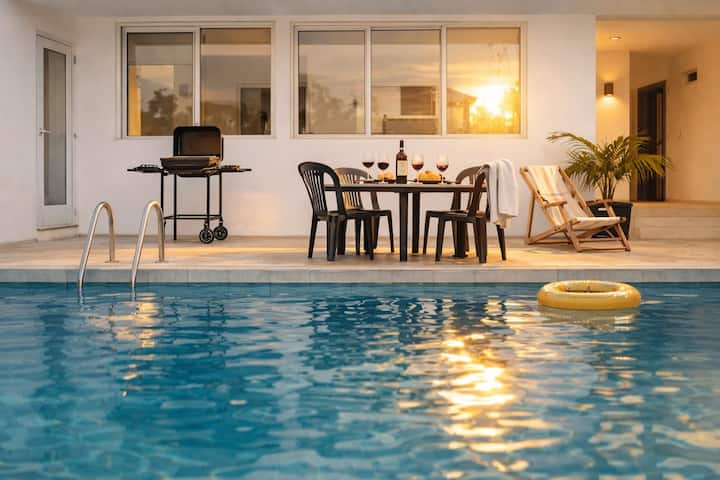 Piscina Y Jacuzzi En Chipipe | Familias Y Grupos - Salinas