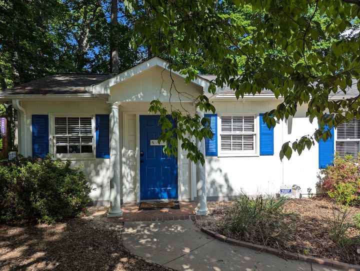 Sleepy Bee Cottage, Simple Charms, Near Wfu - Winston-Salem, NC