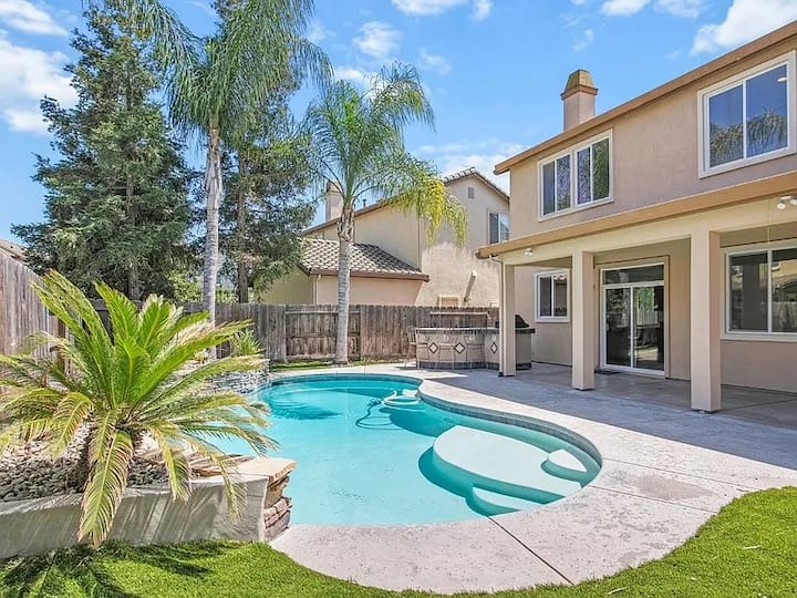 Large Spacious Home W/pool - Turlock, CA