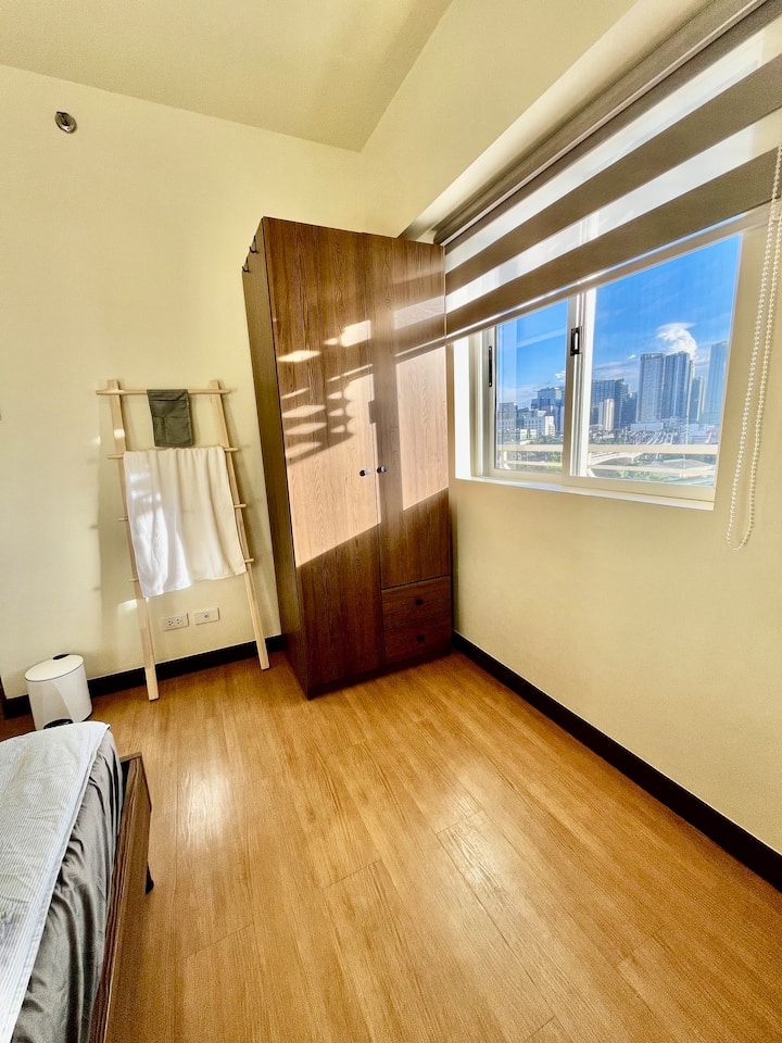 1br Condo With Balcony, Parking, Smart Tv & Ps5 - Pasig