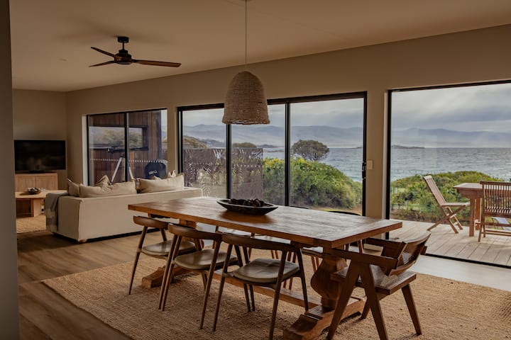 Cooinda - Absolute Beachfront, Views & Sauna - Bicheno