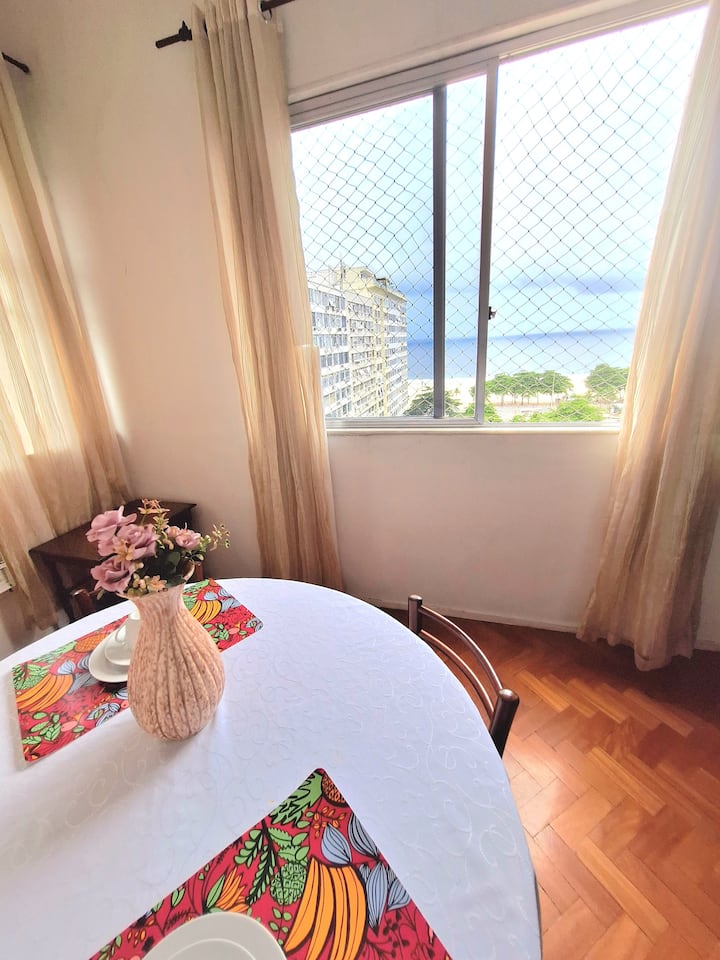 Apartamento Copa, Janelas Vista Mar, 02 Quartos - Rio de Janeiro
