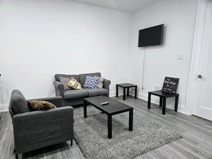 Cozy Two (2) Bedroom Getaway In A Residential Area - Toronto
