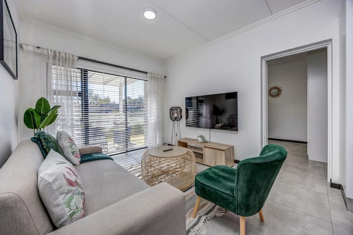 Boho Escape: 2 Bed 2 Bath (Power Back Up) Fourways - Lanseria