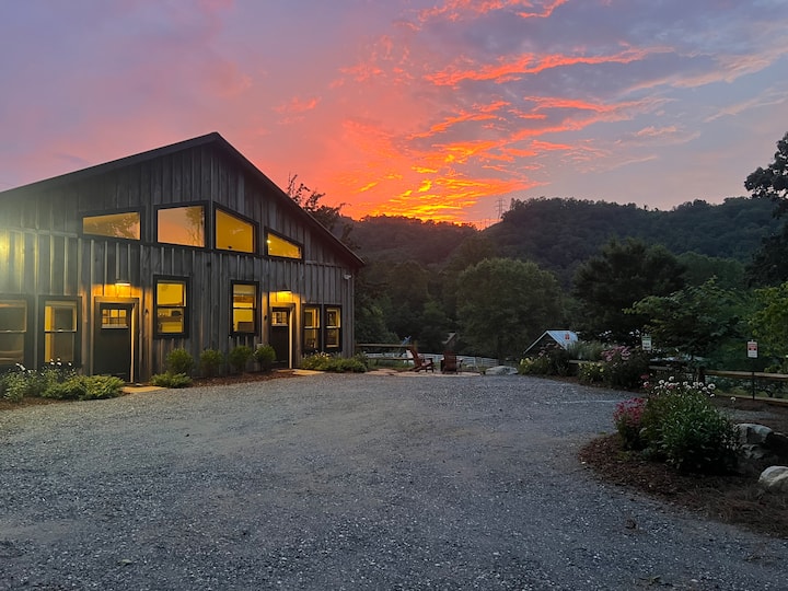 The Whee Farm Bro Haus Mountain Retreat - Western Carolina University, Cullowhee