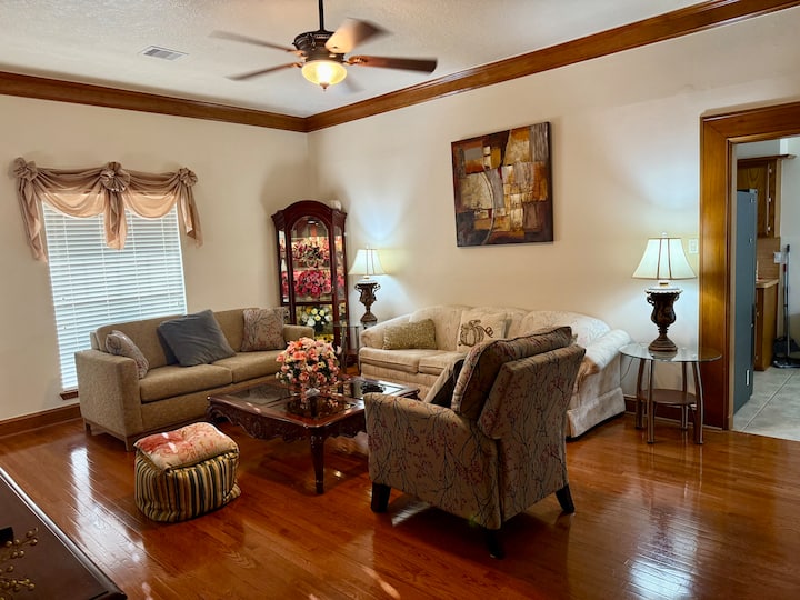 Cozy Garden Stay In Pasadena | Centrally Located - Pasadena, TX