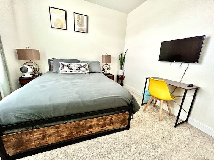 Lagos Room|queen Bed|tv Desk - Pflugerville, TX