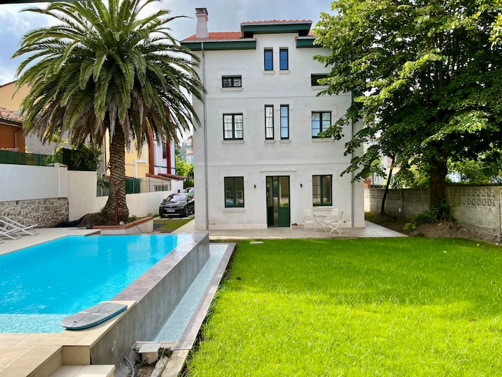 Villa In Salinas Steps From The Sea - Avilés