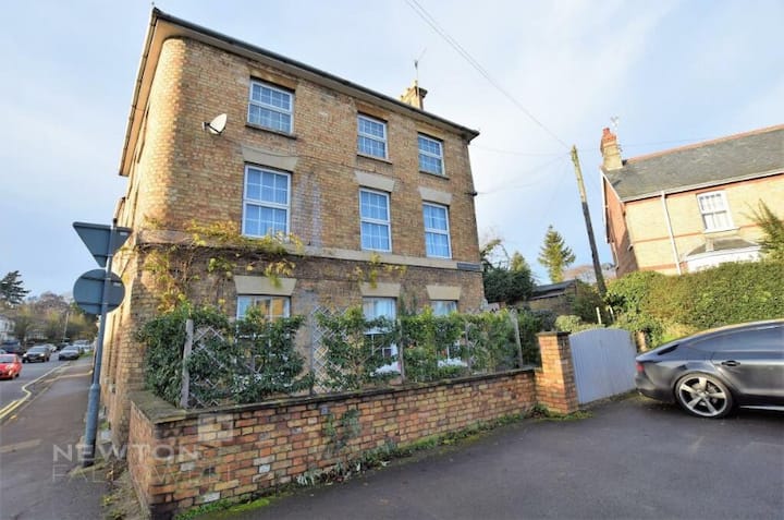 Central Stamford Apartment With Private Parking - Stamford